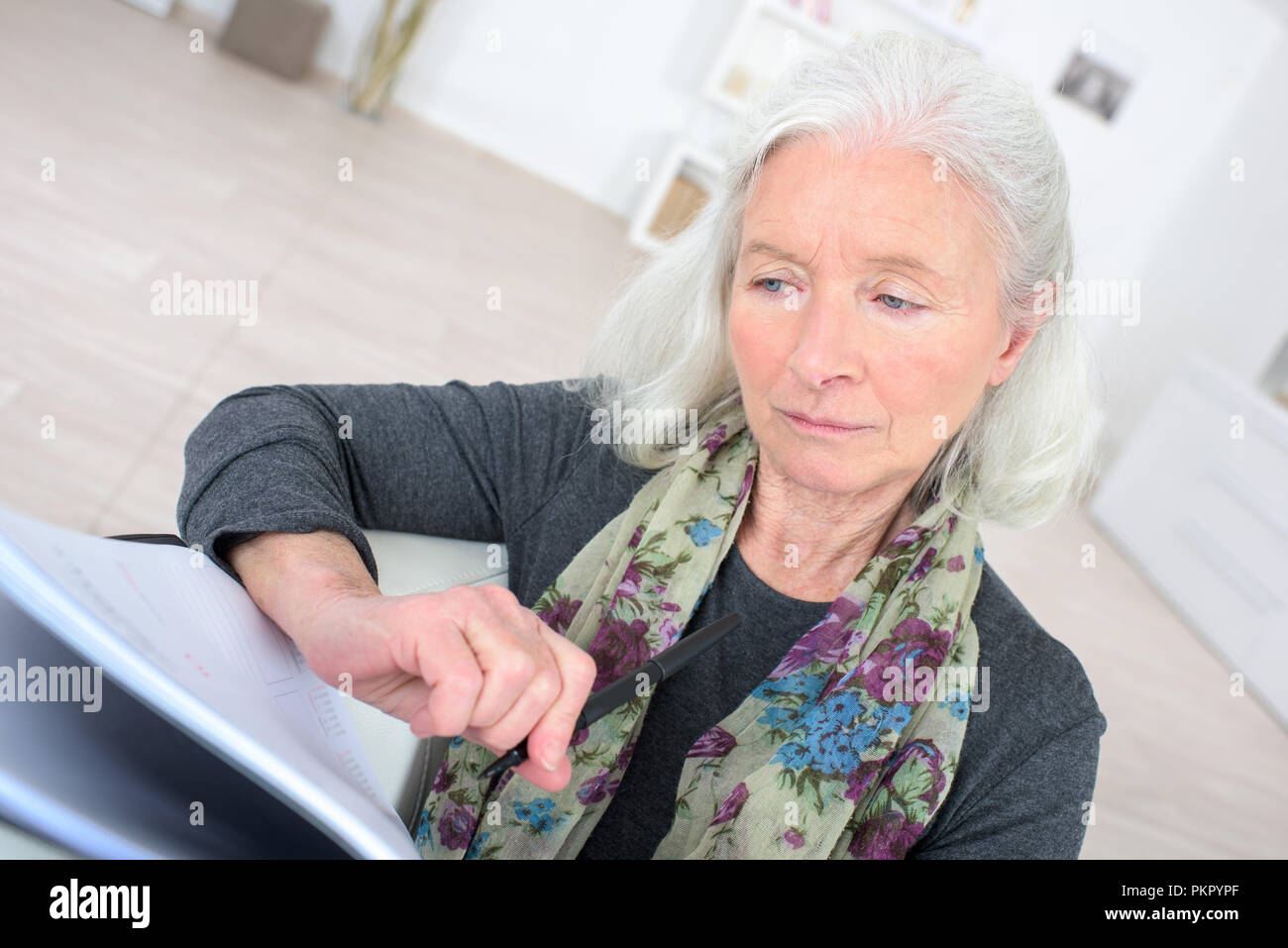 portrait of an old lady waiting Stock Photo - Alamy