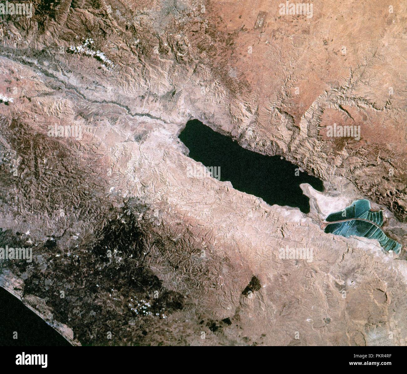 MAR MUERTO - LAGO SALADO SITUADO ENTRE ISRAEL Y JORDANIA. Location: MAR ...