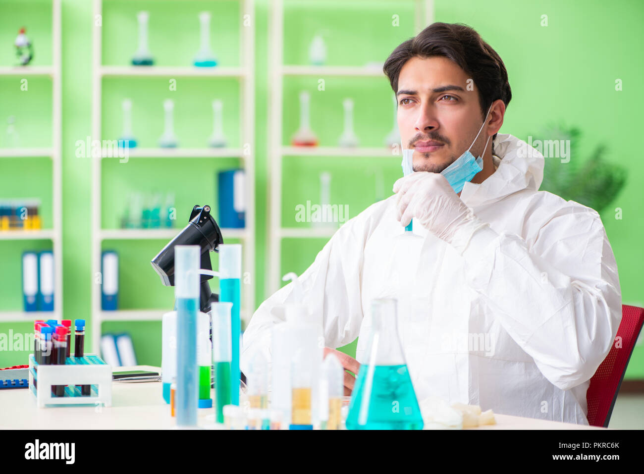 Chemist working in the lab on new experiment Stock Photo - Alamy