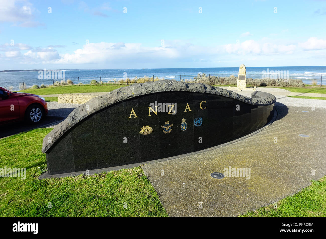 Bronze memorial statue australian anzac hi-res stock photography and ...