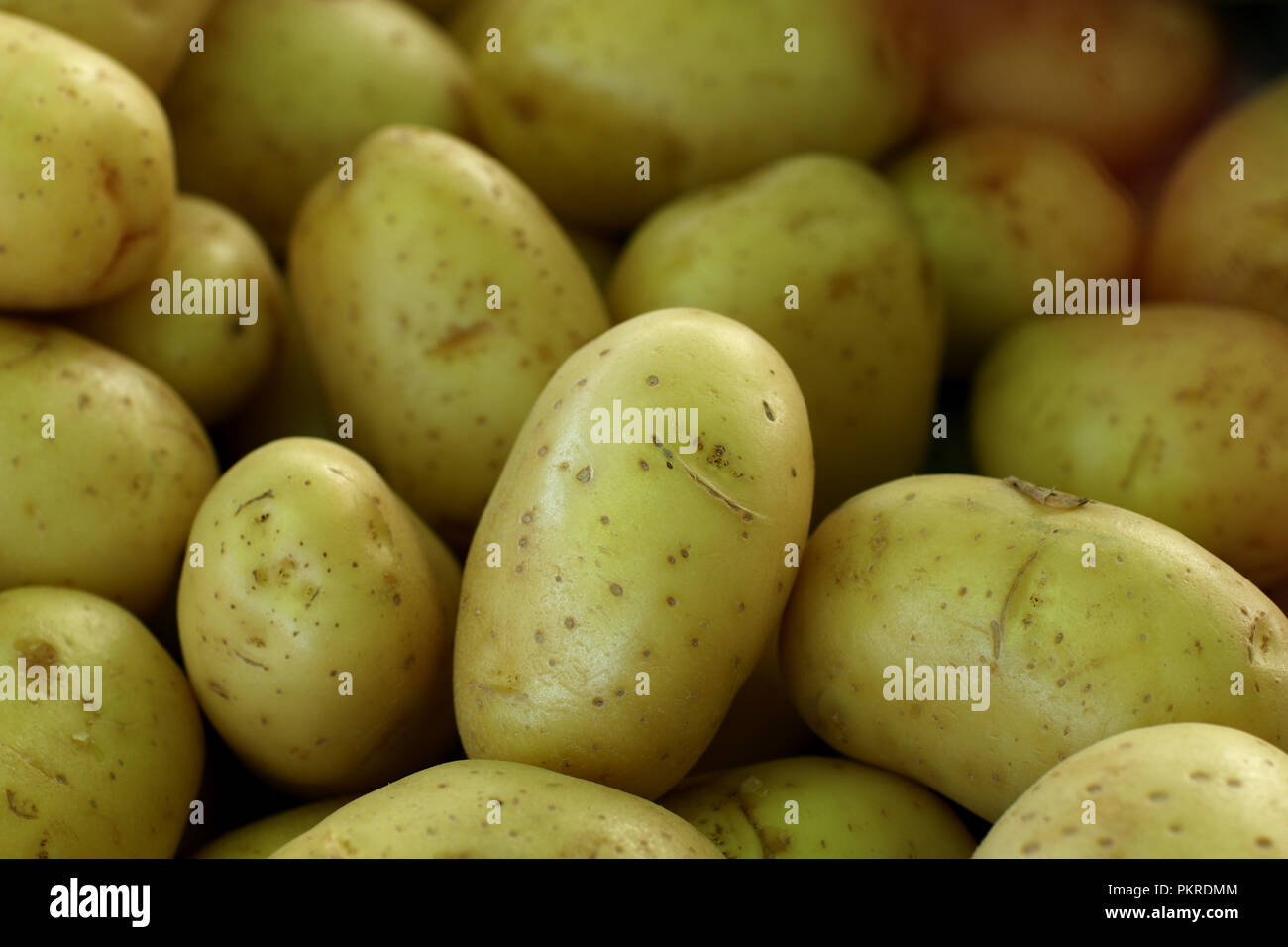 Potatoes at grocery store Stock Photo - Alamy