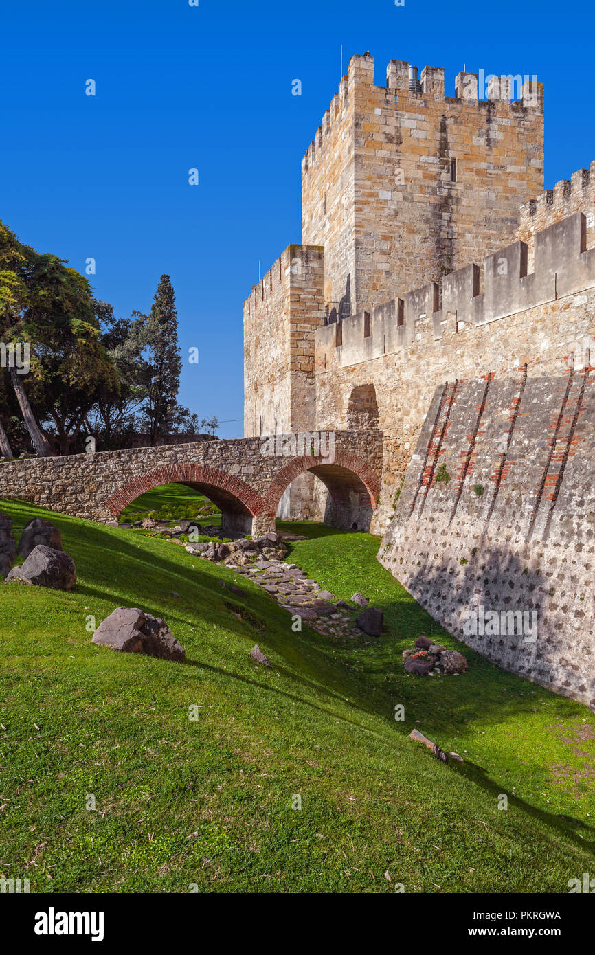 Castelejo castelo de sao jorge hi-res stock photography and images - Alamy