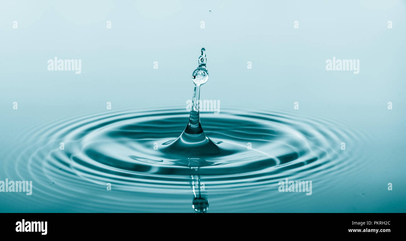 splash of the falling drops of water, collision drops Stock Photo - Alamy