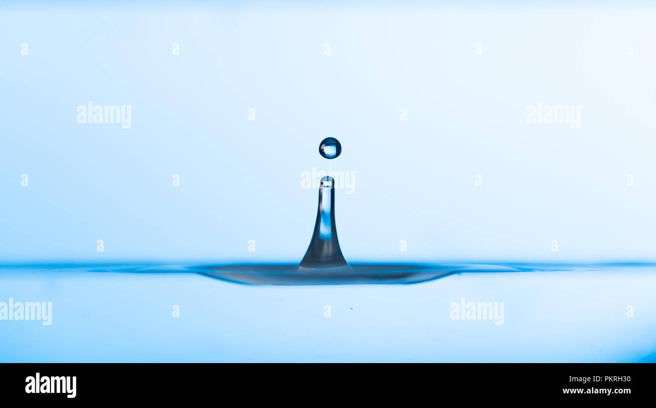 Splash of the falling drops of water Stock Photo - Alamy