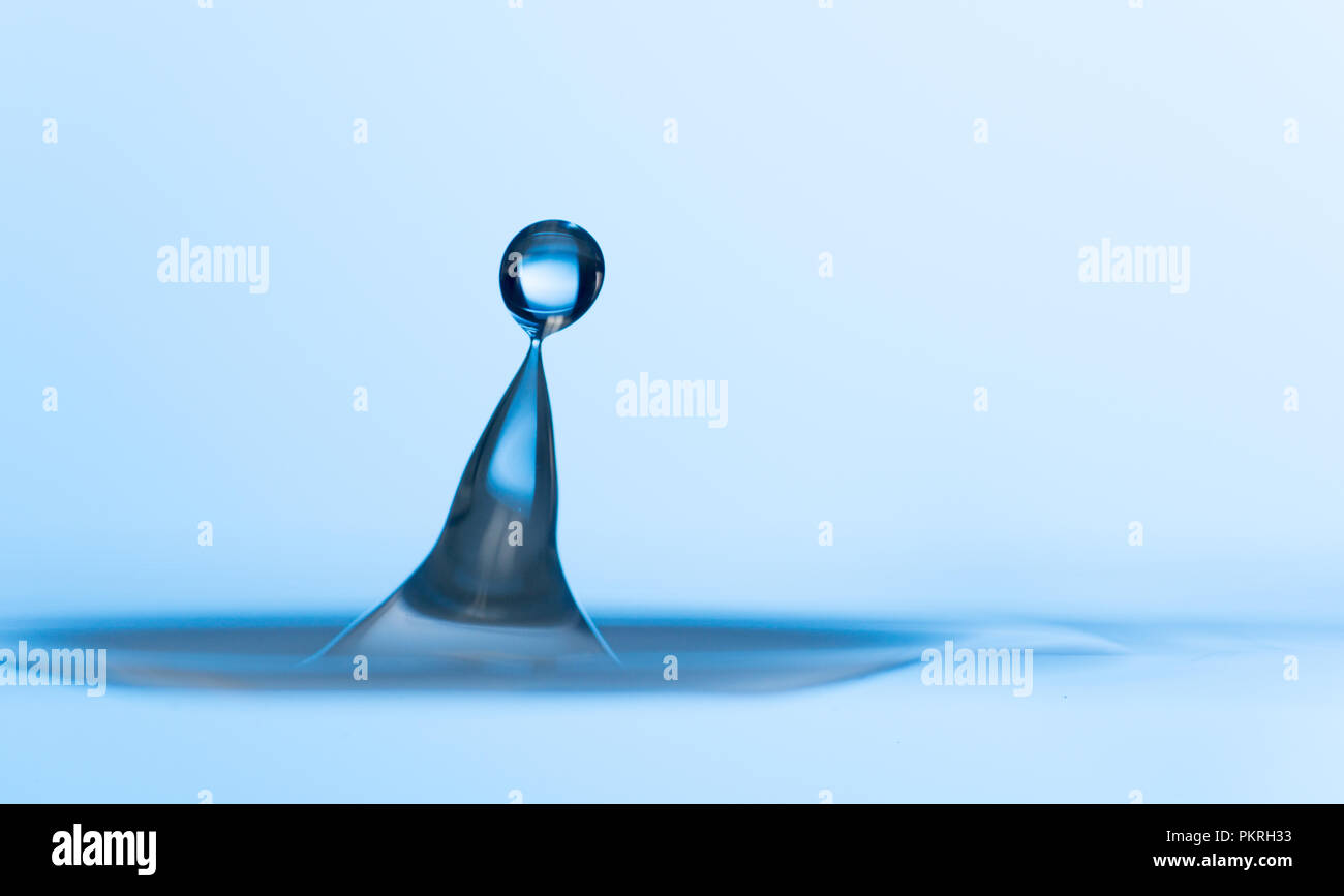 Splash of the falling drops of water Stock Photo - Alamy