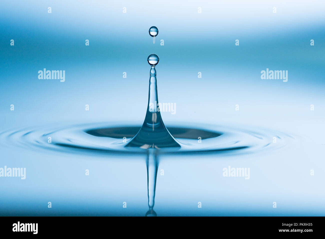 Splash of the falling drops of water Stock Photo - Alamy
