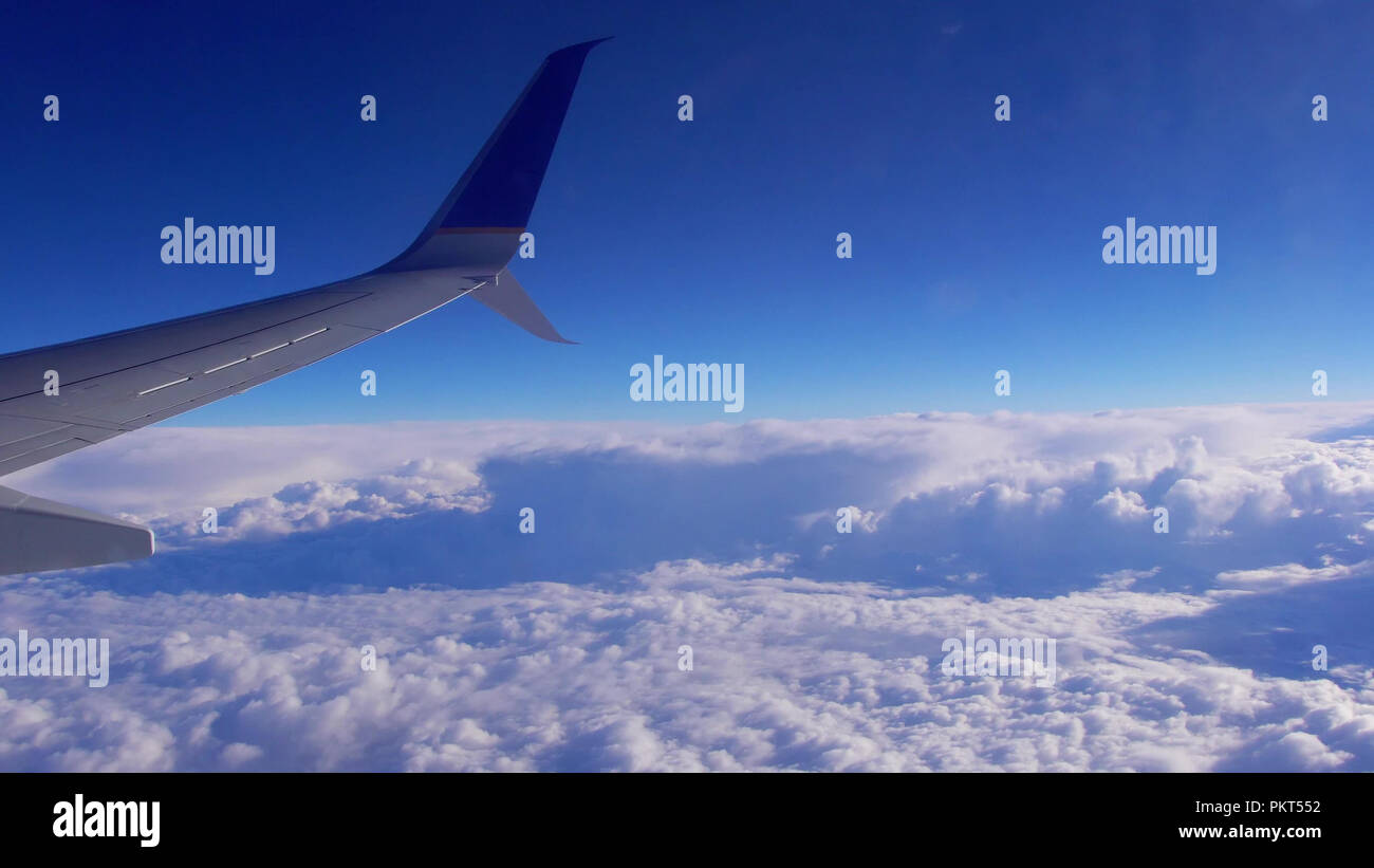 Airplane skyline hi-res stock photography and images - Alamy