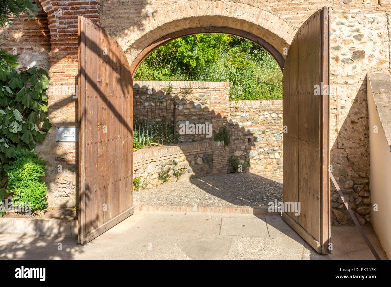 Open palace doors hi-res stock photography and images - Alamy