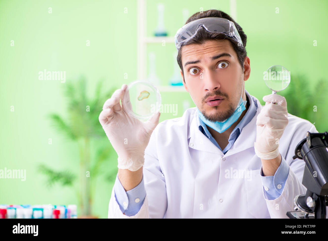 Man chemist working in the lab Stock Photo - Alamy