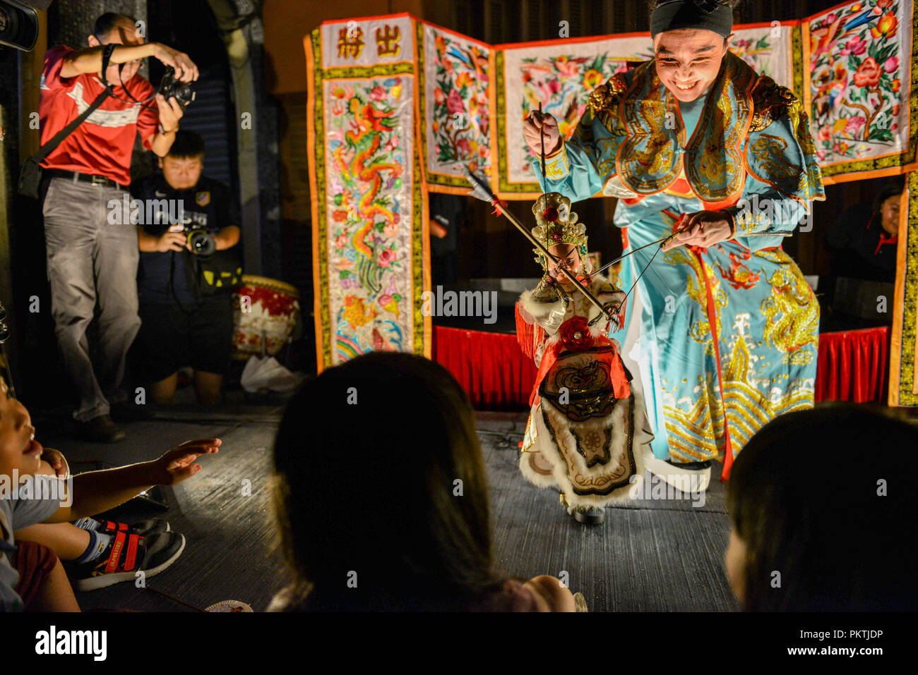 Kuala Lumpur, Malaysia. 15th Sep, 2018. People watch the traditional ...