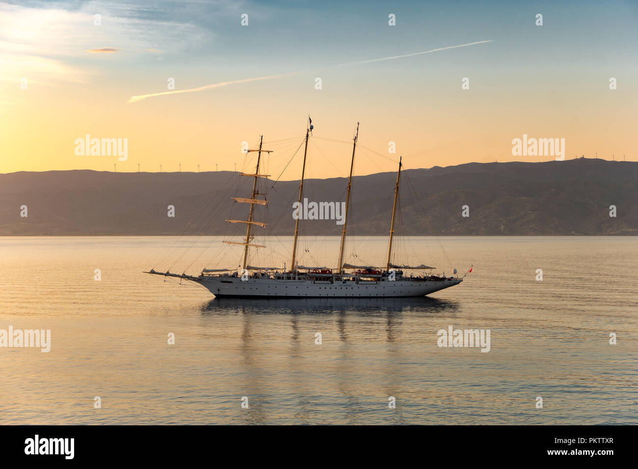 Romantic sea sunset hi-res stock photography and images - Alamy