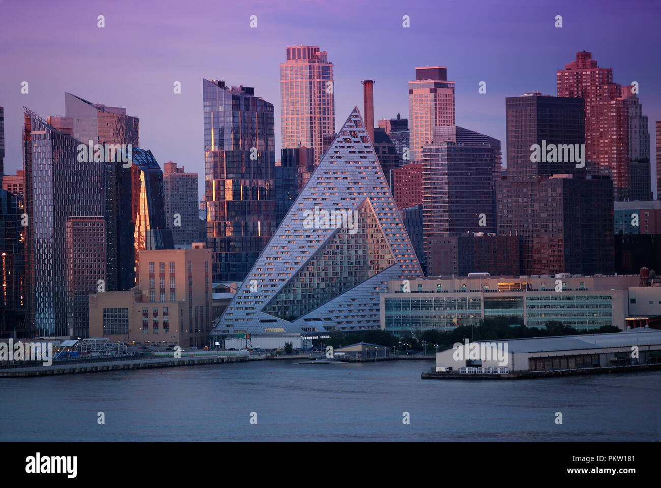 Manhattan pyramid building hi-res stock photography and images - Alamy
