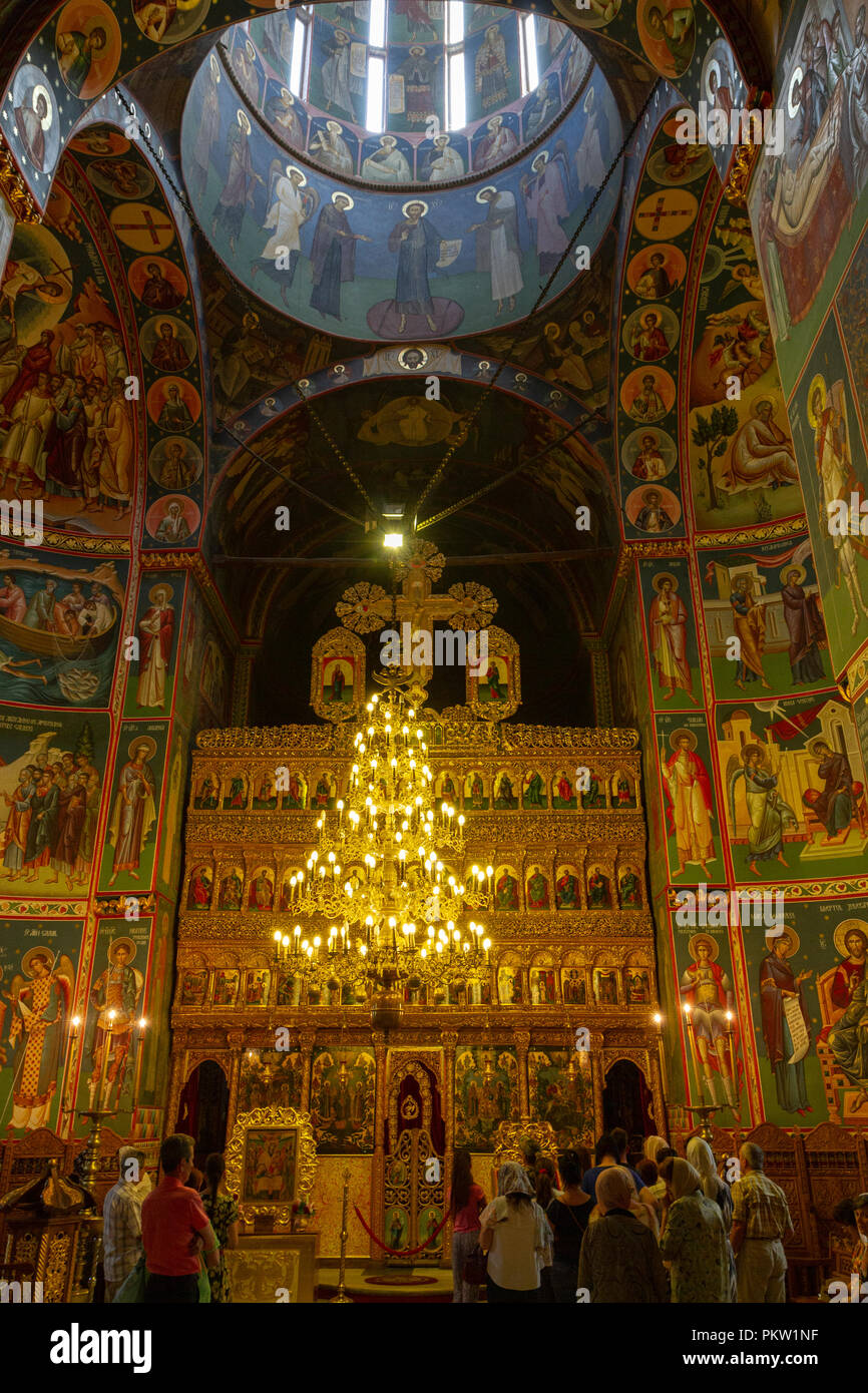 The stunning interior of New St. George Church in Bucharest, Romania ...