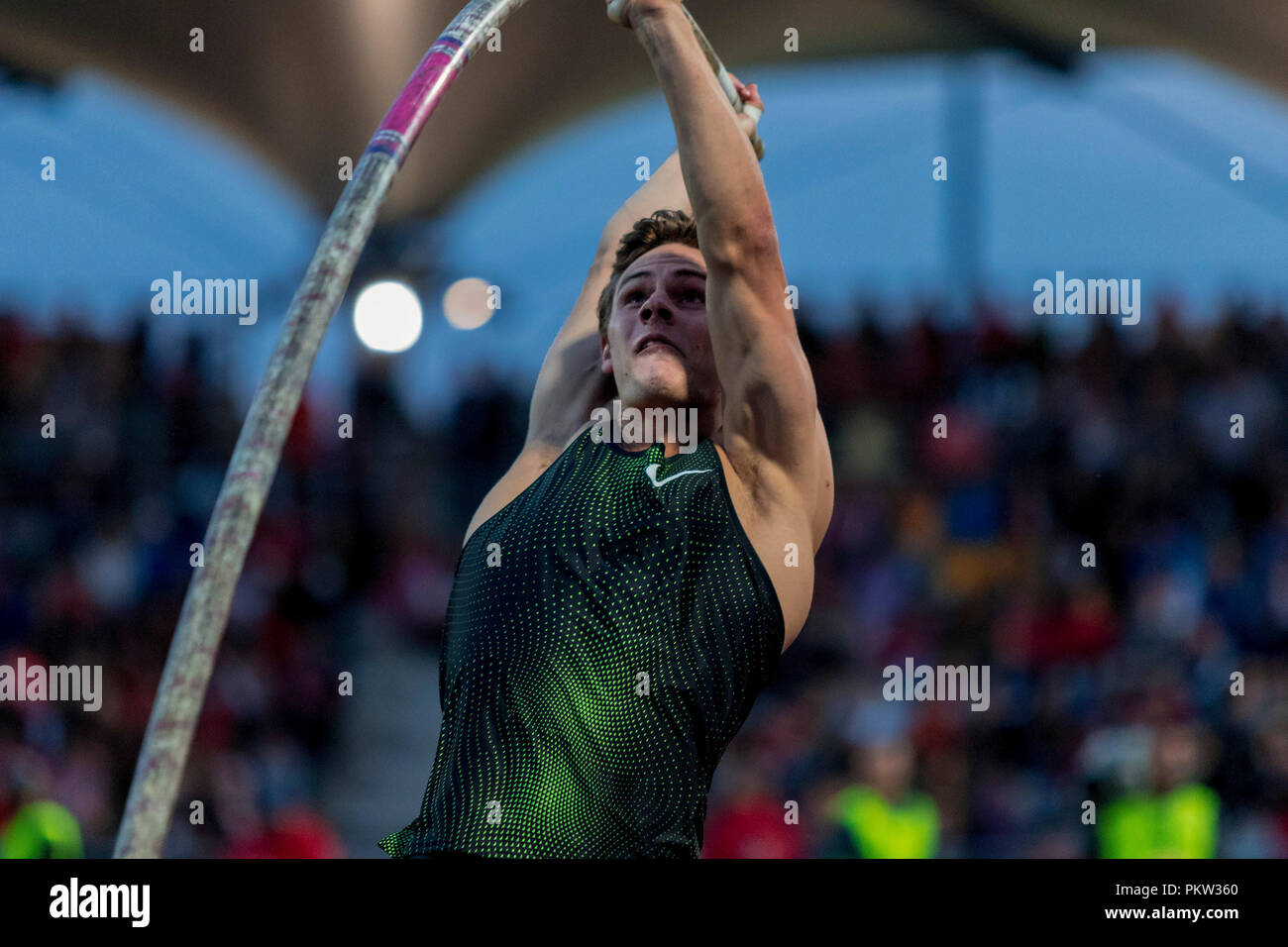 Man pole vaulting hi-res stock photography and images - Alamy