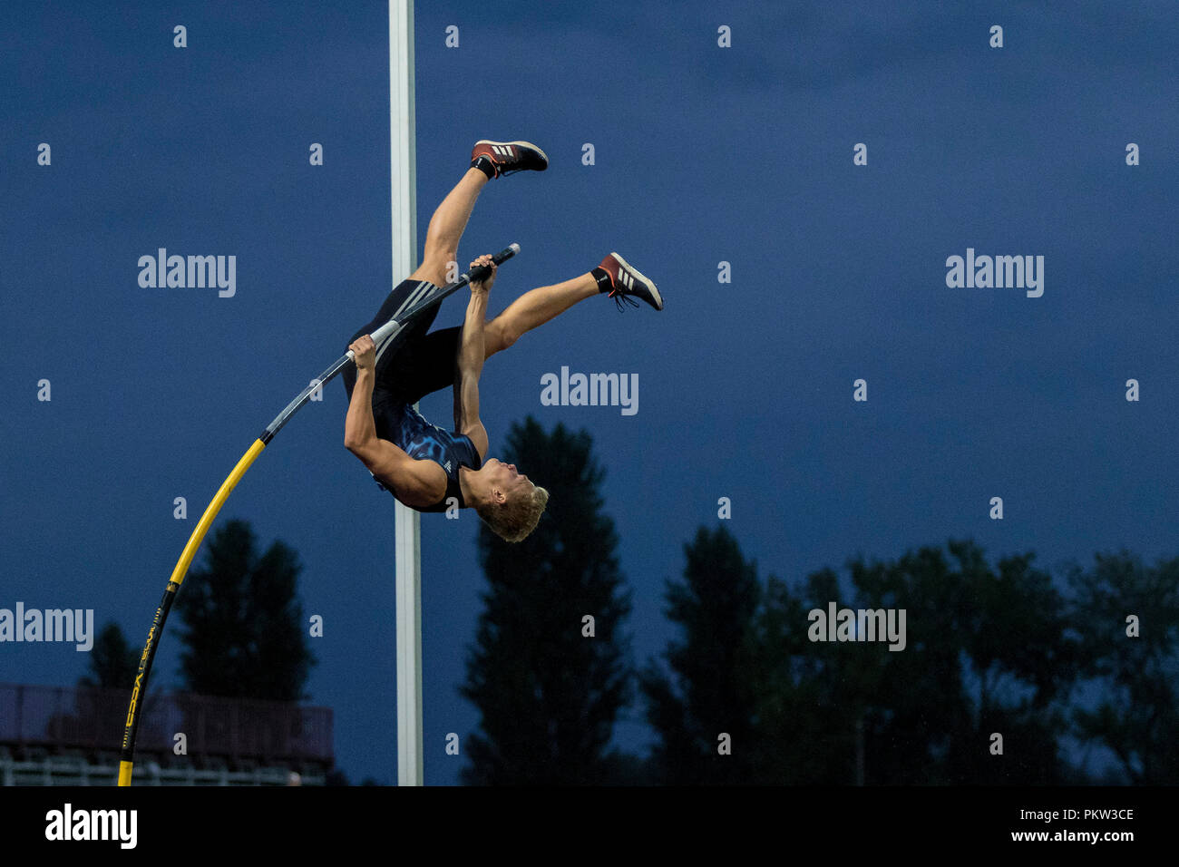 Man pole vaulting hi-res stock photography and images - Alamy