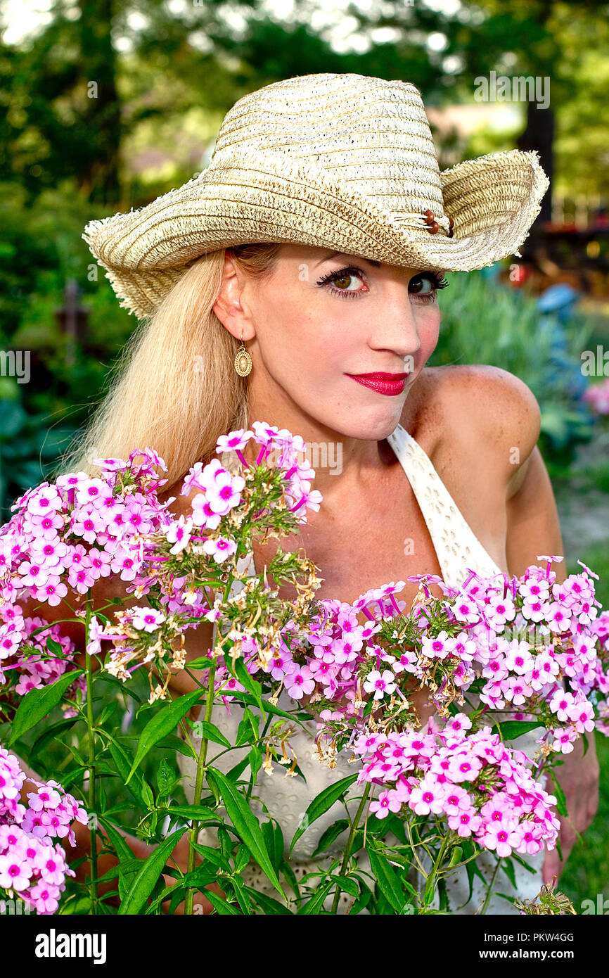 Pretty cowgirl outdoors trees hi-res stock photography and images - Alamy