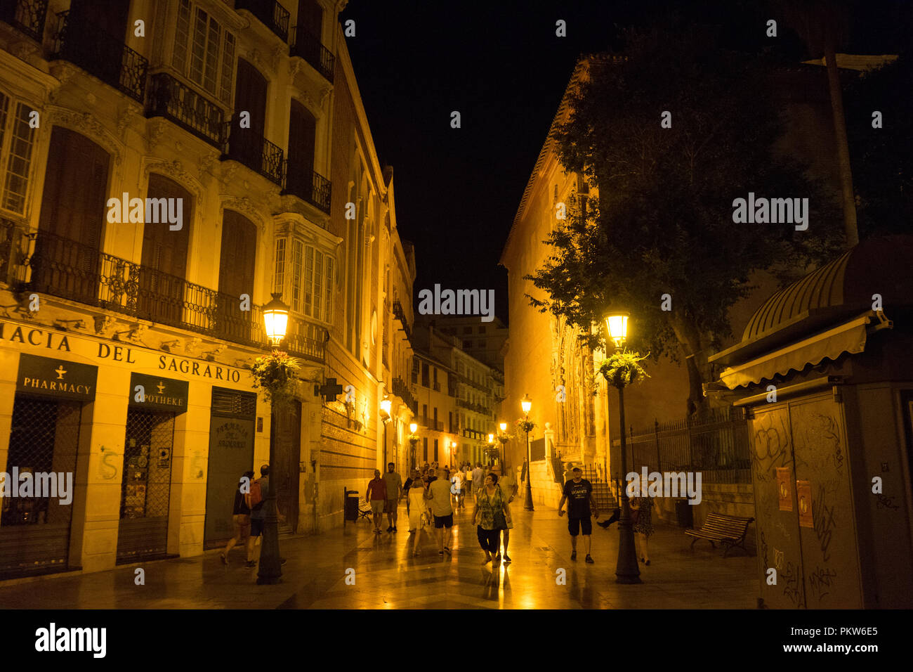 Dimly lit street hi-res stock photography and images - Alamy