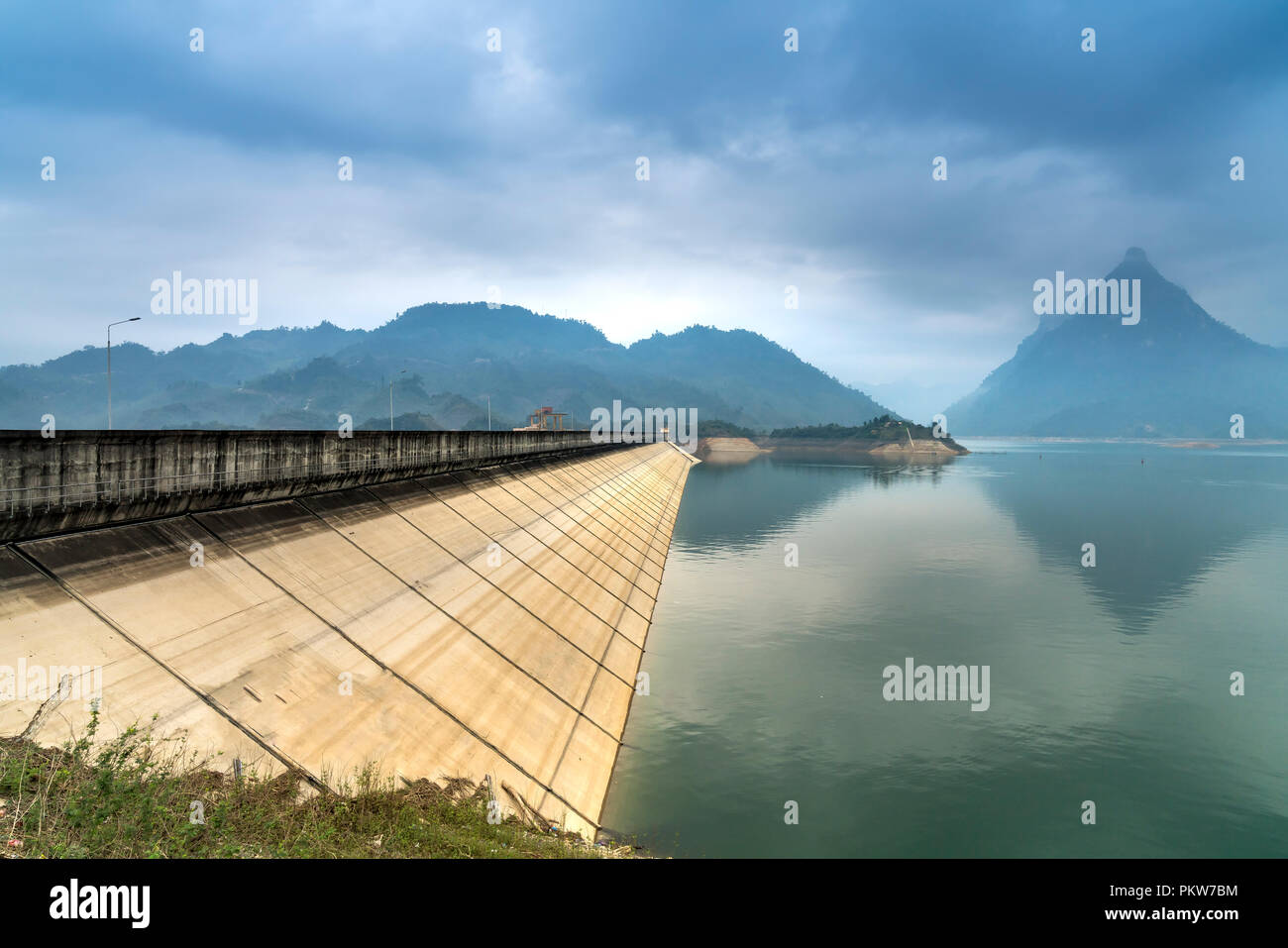 Hydropower dam at Na Hang reservoir, Thai Nguyen Stock Photo - Alamy