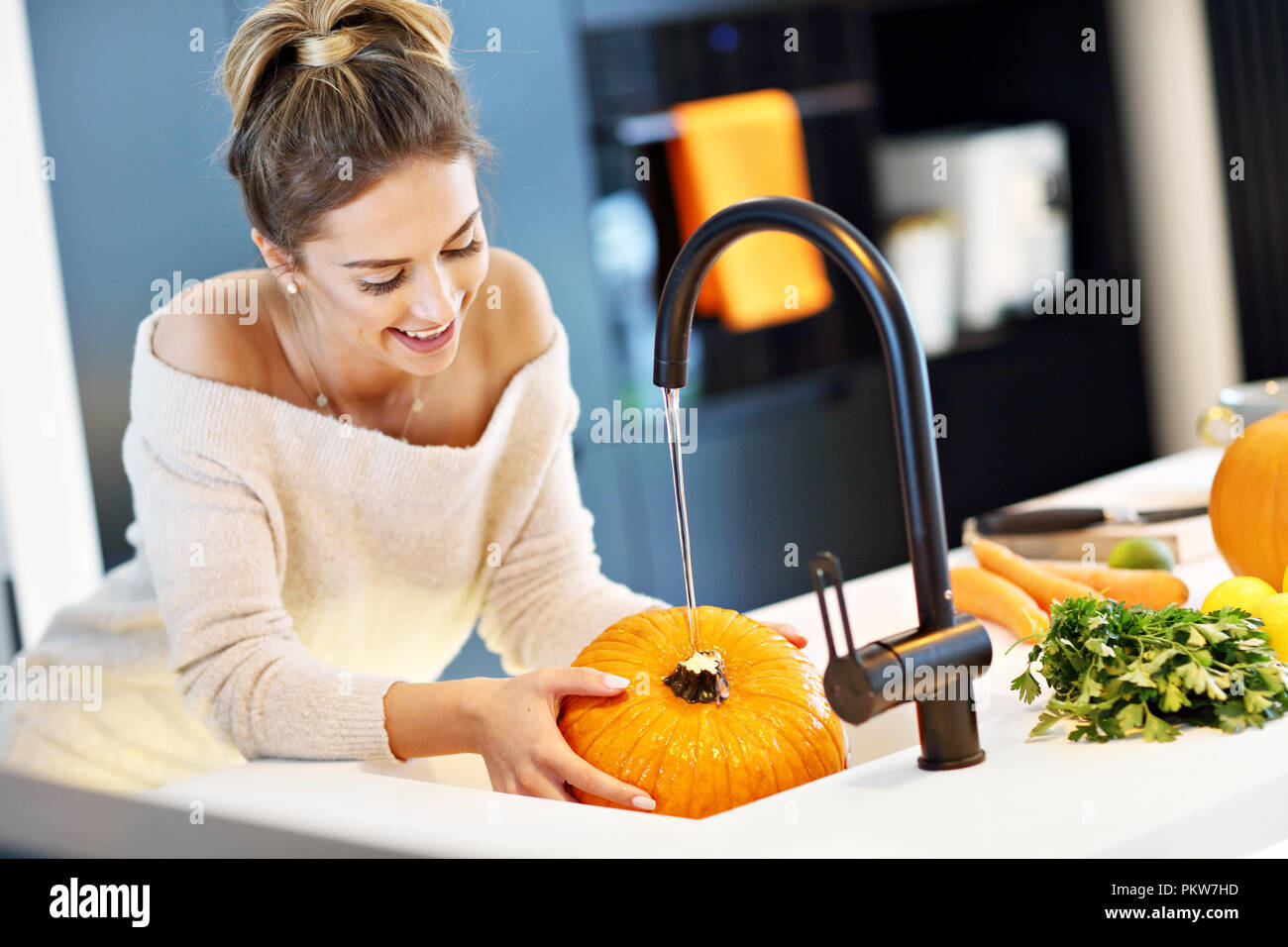 Woman girl washing vegetables hi-res stock photography and images - Alamy