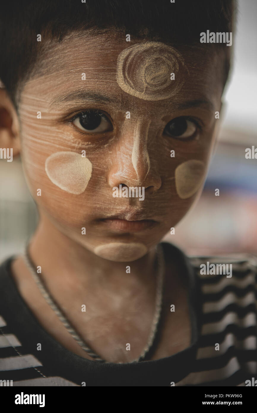 Dressing up myanmar hi-res stock photography and images - Alamy