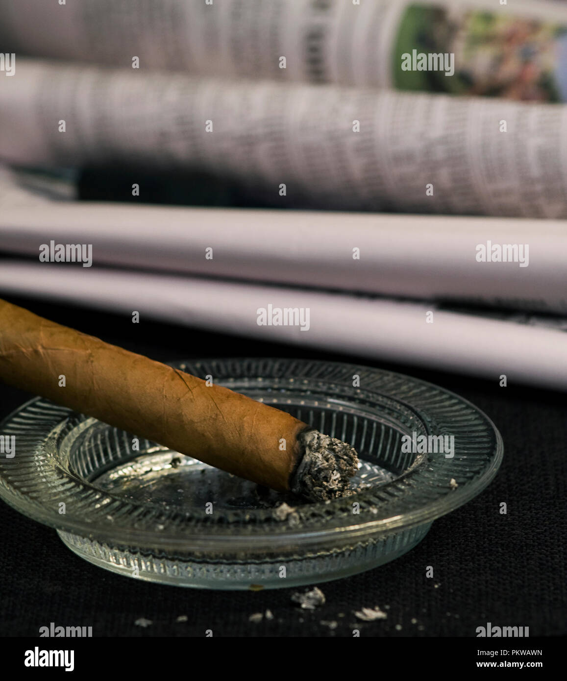 Cigar paper hi-res stock photography and images - Alamy
