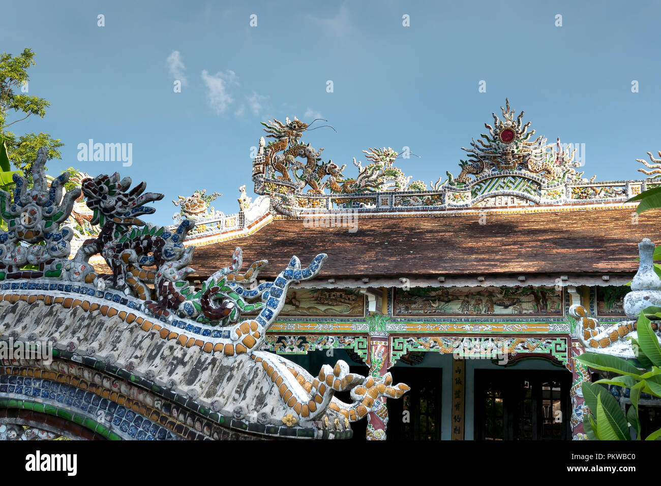 Vietnamese decoration on ancient temple's roof Stock Photo - Alamy