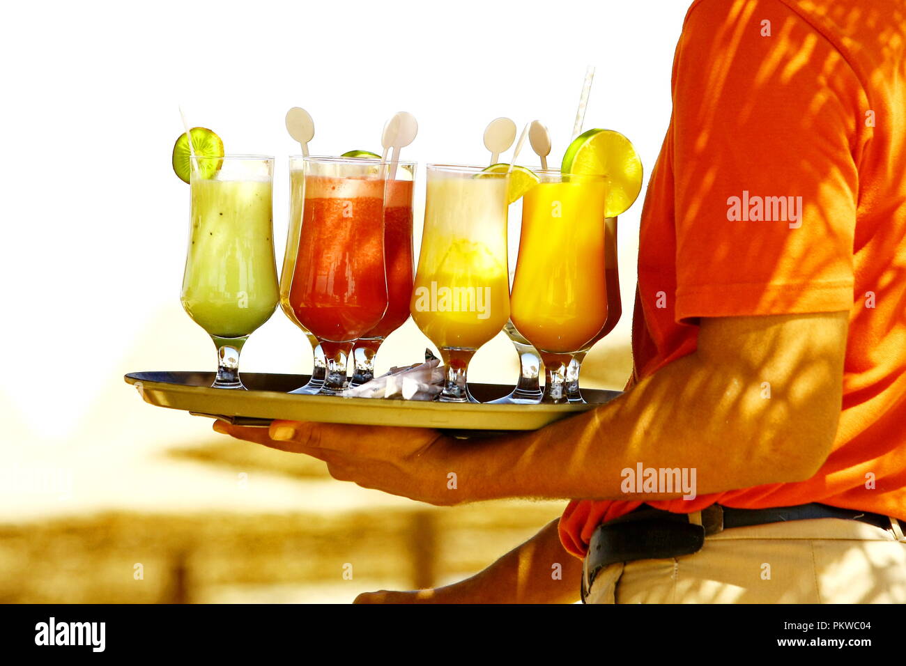 Drinks on the beach. Waiter serving drinks and cocktails on beach Stock ...
