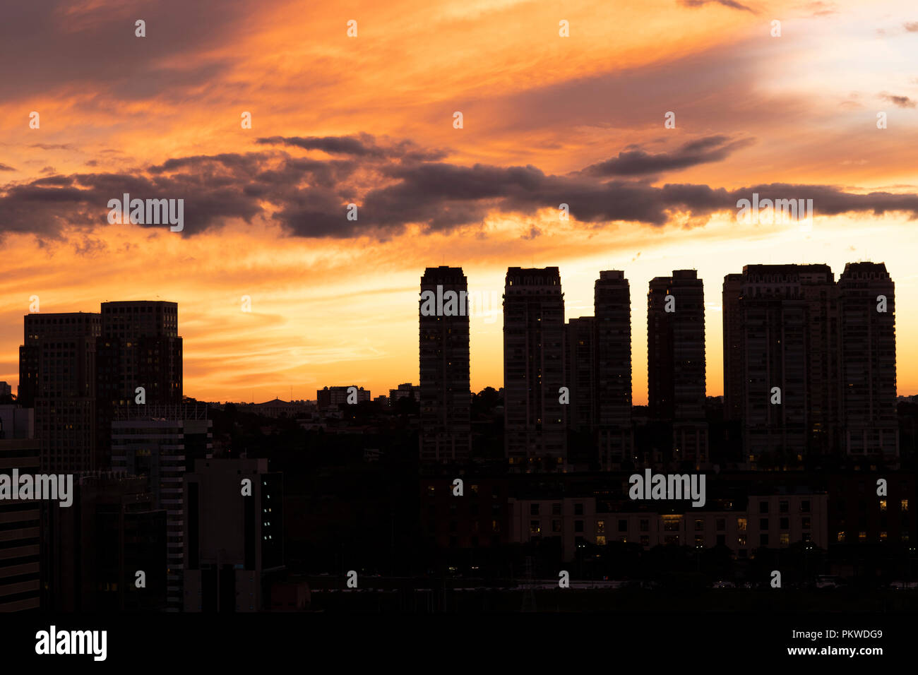 Silhouette of buildings hi-res stock photography and images - Alamy