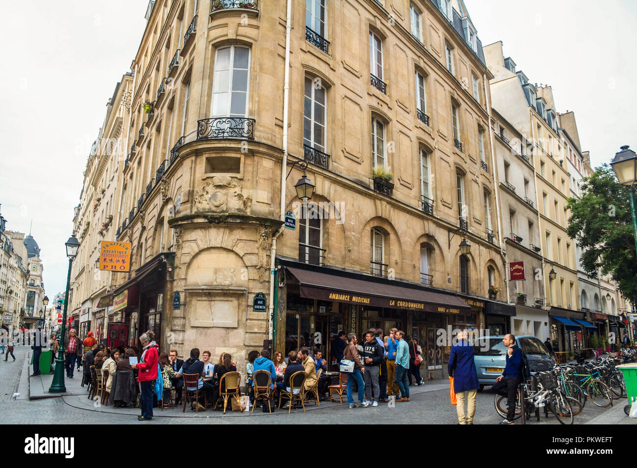 Paris french bar hi-res stock photography and images - Alamy
