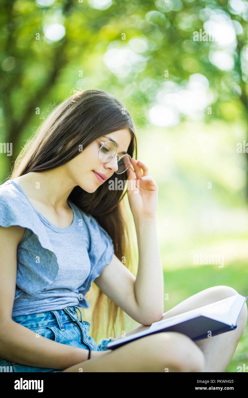 Girl reading sunset hi-res stock photography and images - Alamy