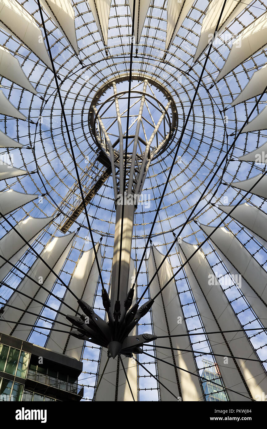 Elliptical buildings hi-res stock photography and images - Alamy