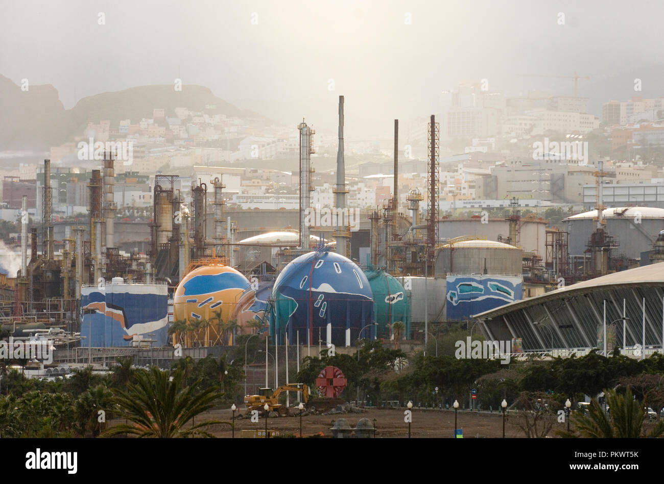 Fractional distillation oil refinery hi-res stock photography and ...