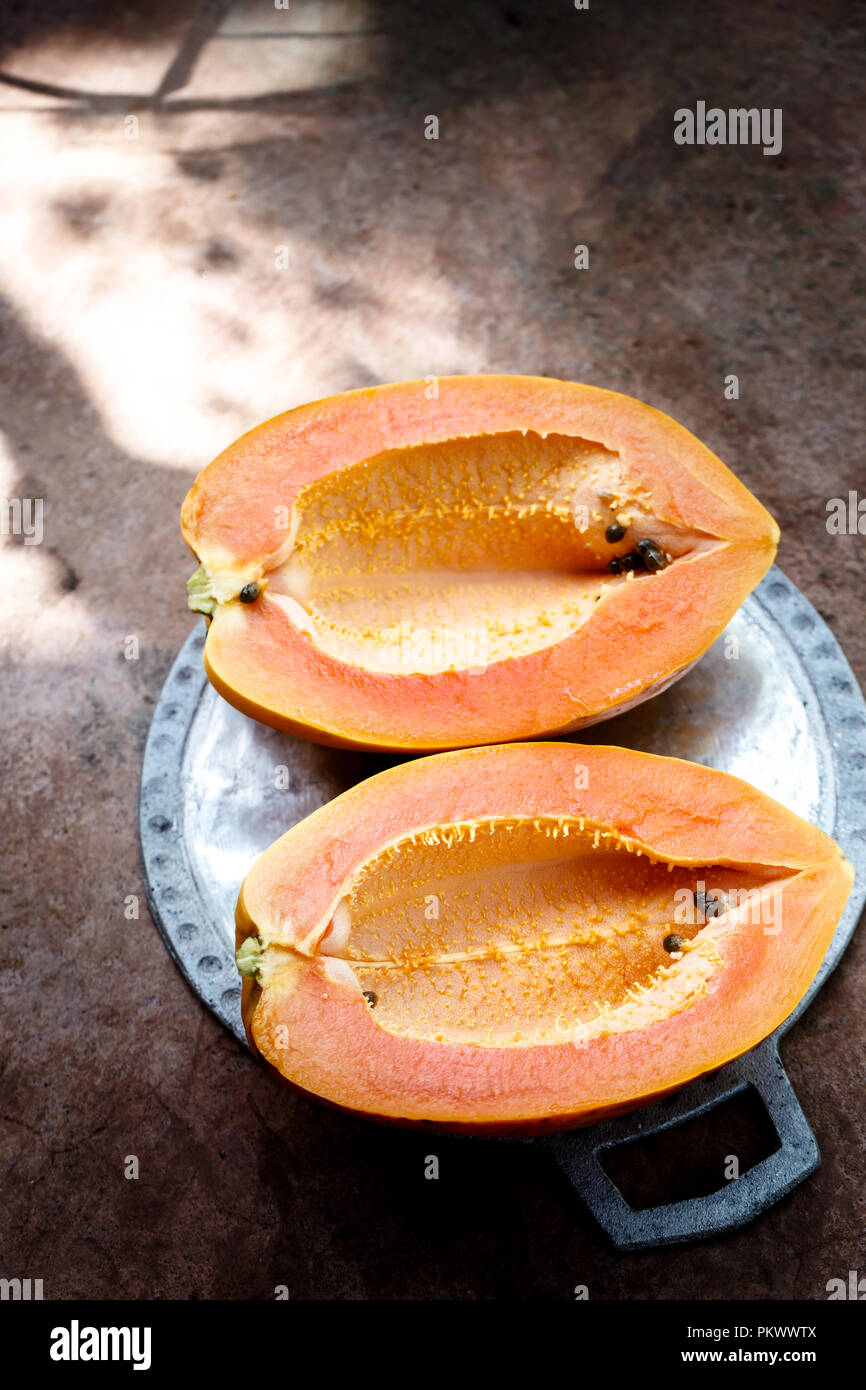 Ripe papaya without seeds cut into two halves Stock Photo - Alamy