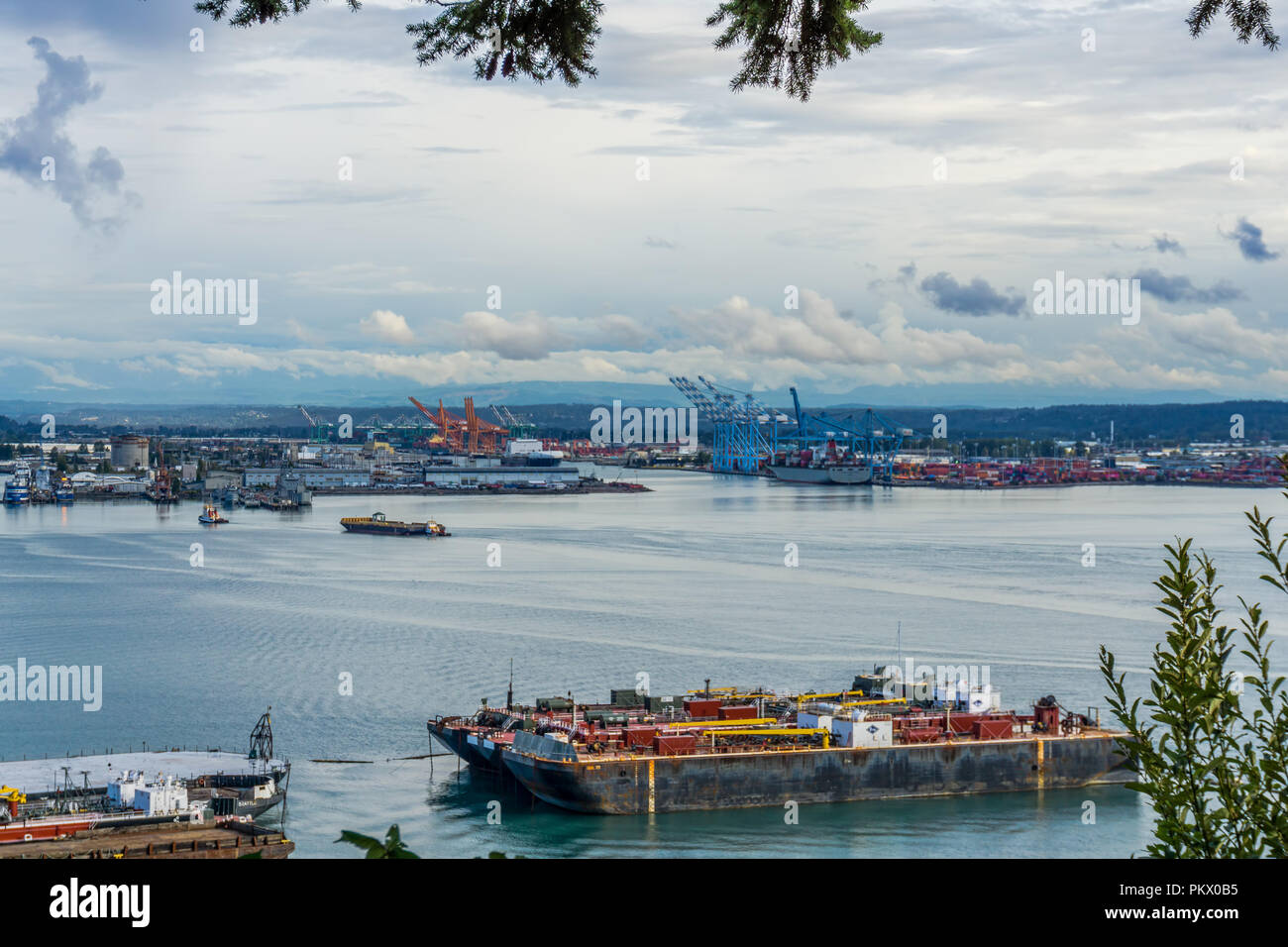 Foreground barges hi-res stock photography and images - Alamy