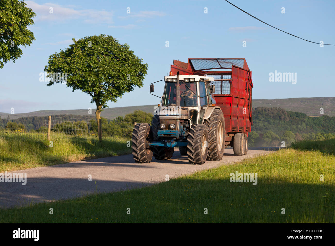 1989 ford 7810 silver jubilee tractor carting silage on a British dairy ...