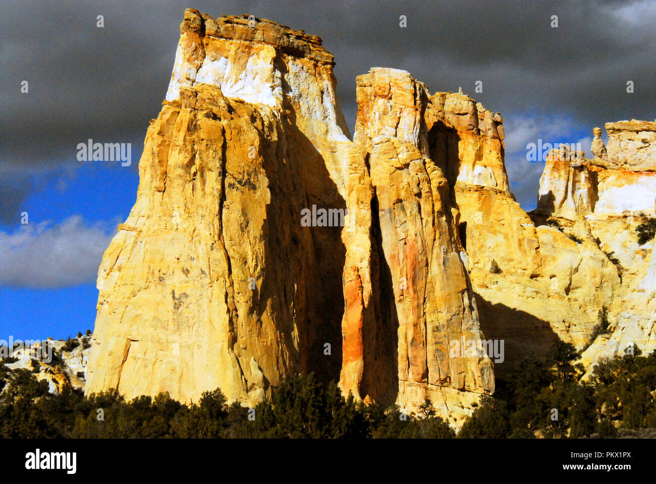 Gorgeous light on the beautiful desert cliffs near Grosvenor Arch in ...