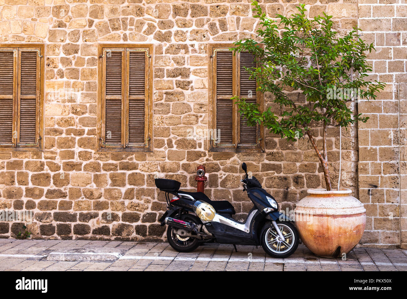 House with no windows hi-res stock photography and images - Alamy