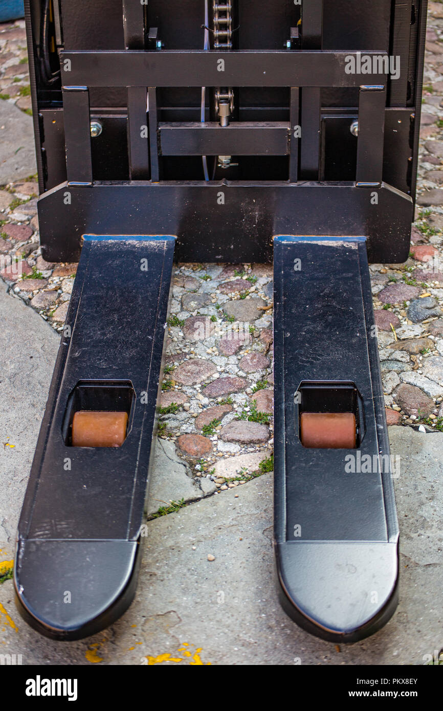 Lifting forks hi-res stock photography and images - Alamy