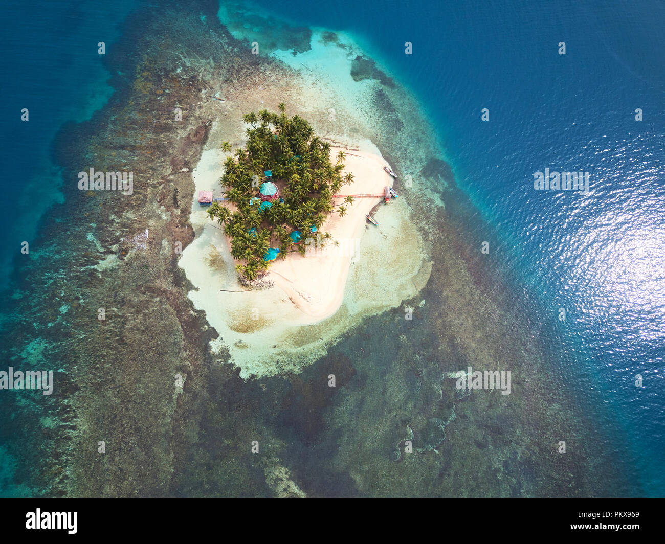 Tropical island from above hi-res stock photography and images - Alamy