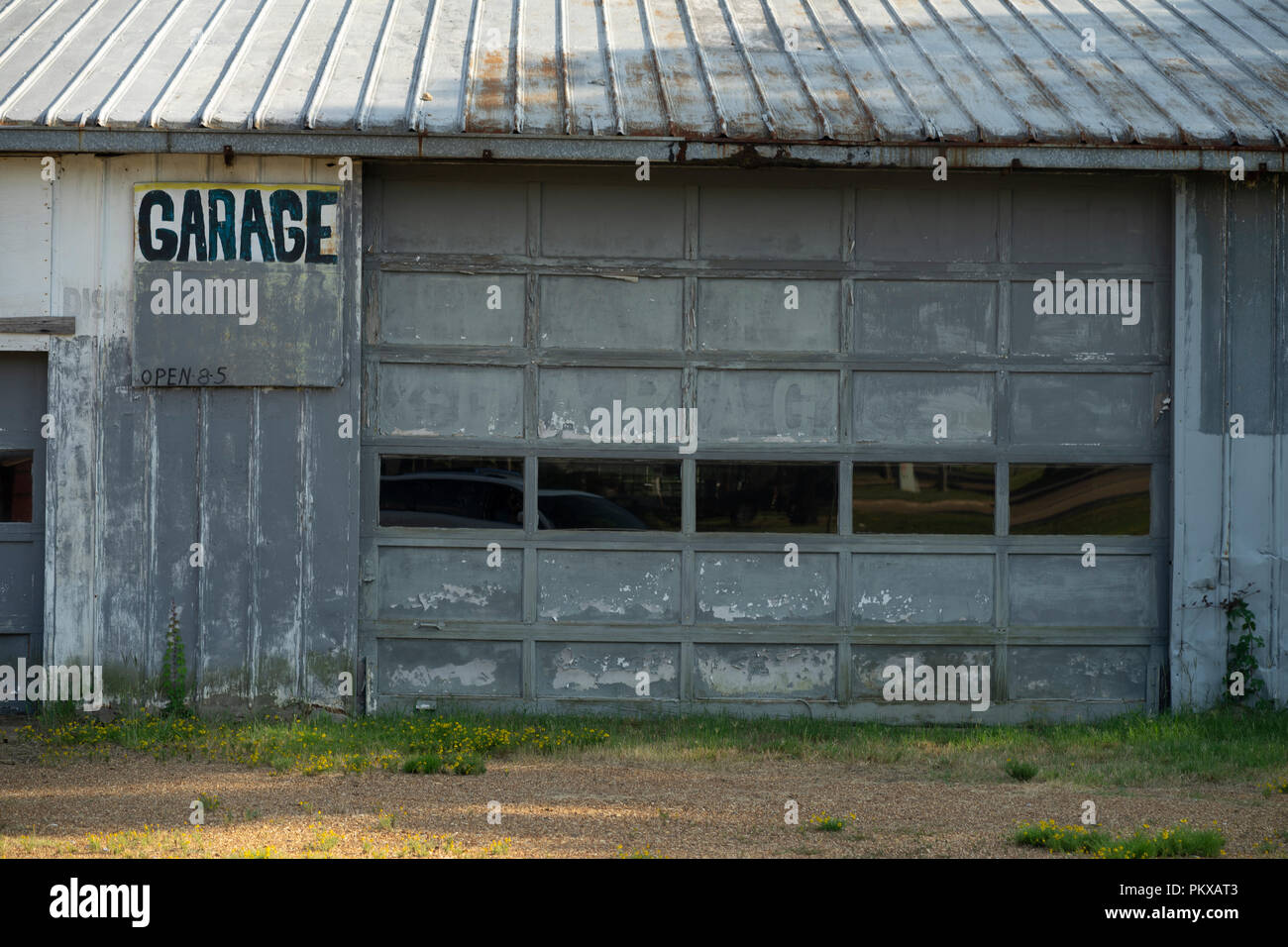 Garage door open hi-res stock photography and images - Alamy