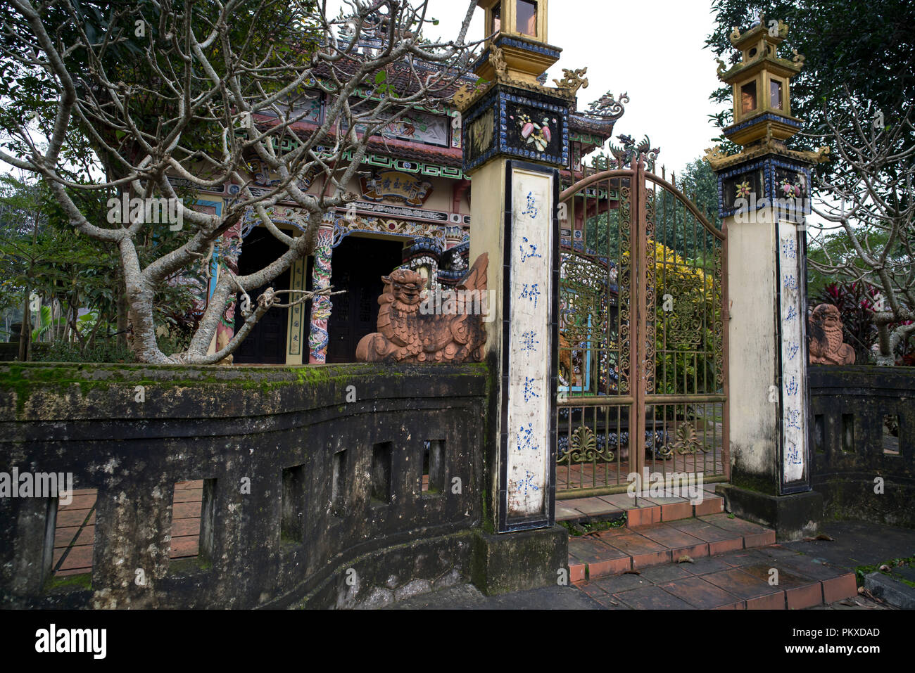 Ancient temple moss covered ruins hi-res stock photography and images ...