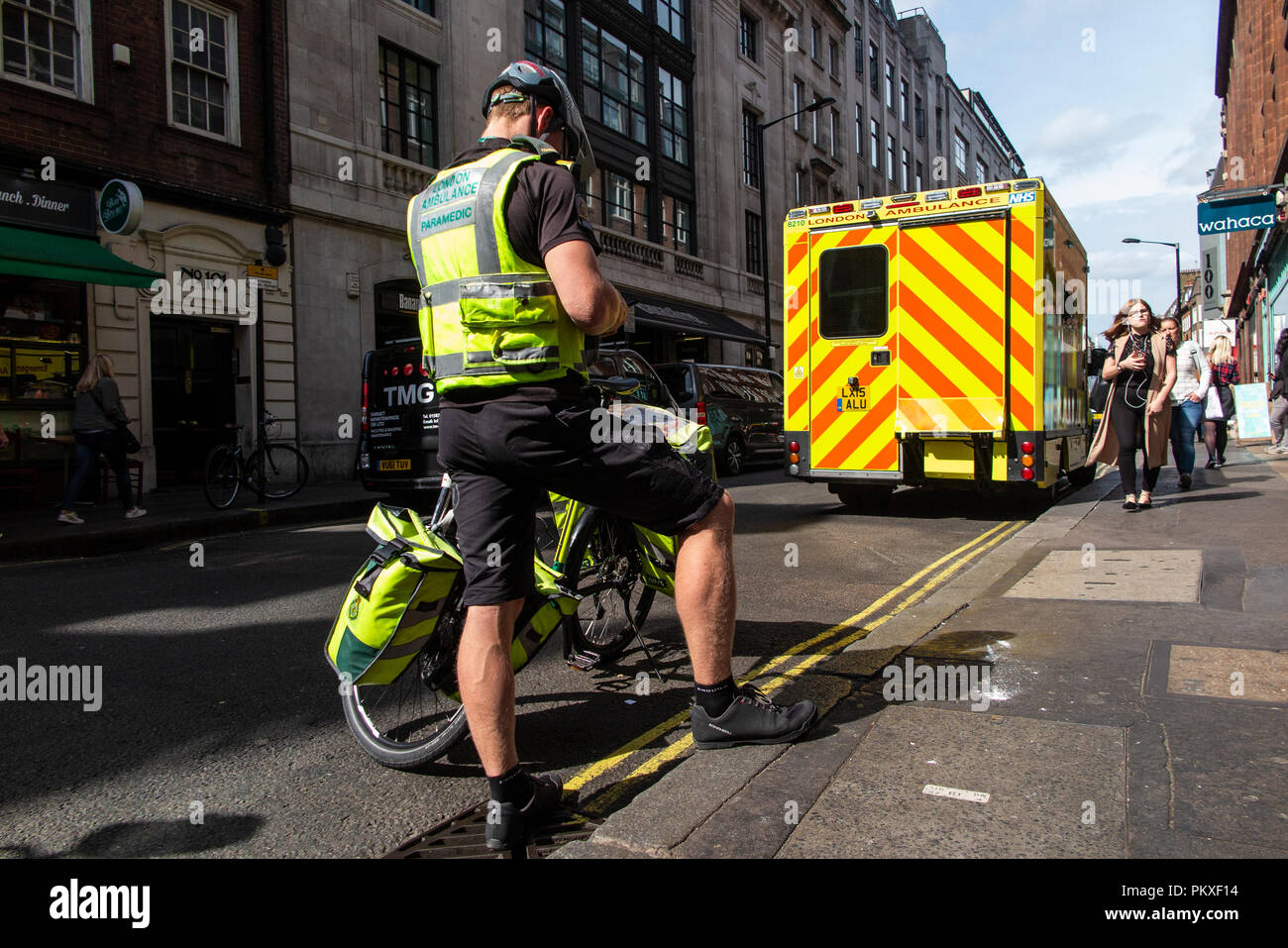Paramedic hi-res stock photography and images - Alamy