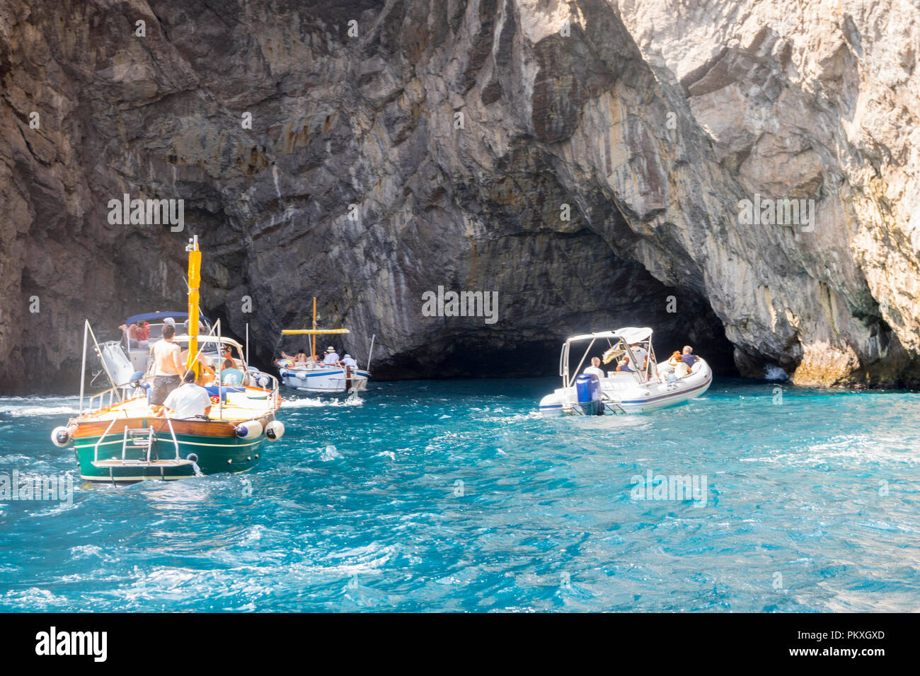 Boats cruise tourist attractions capri hi-res stock photography and ...