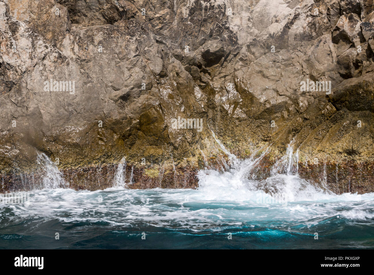 Rock formations by the sea hi-res stock photography and images - Alamy