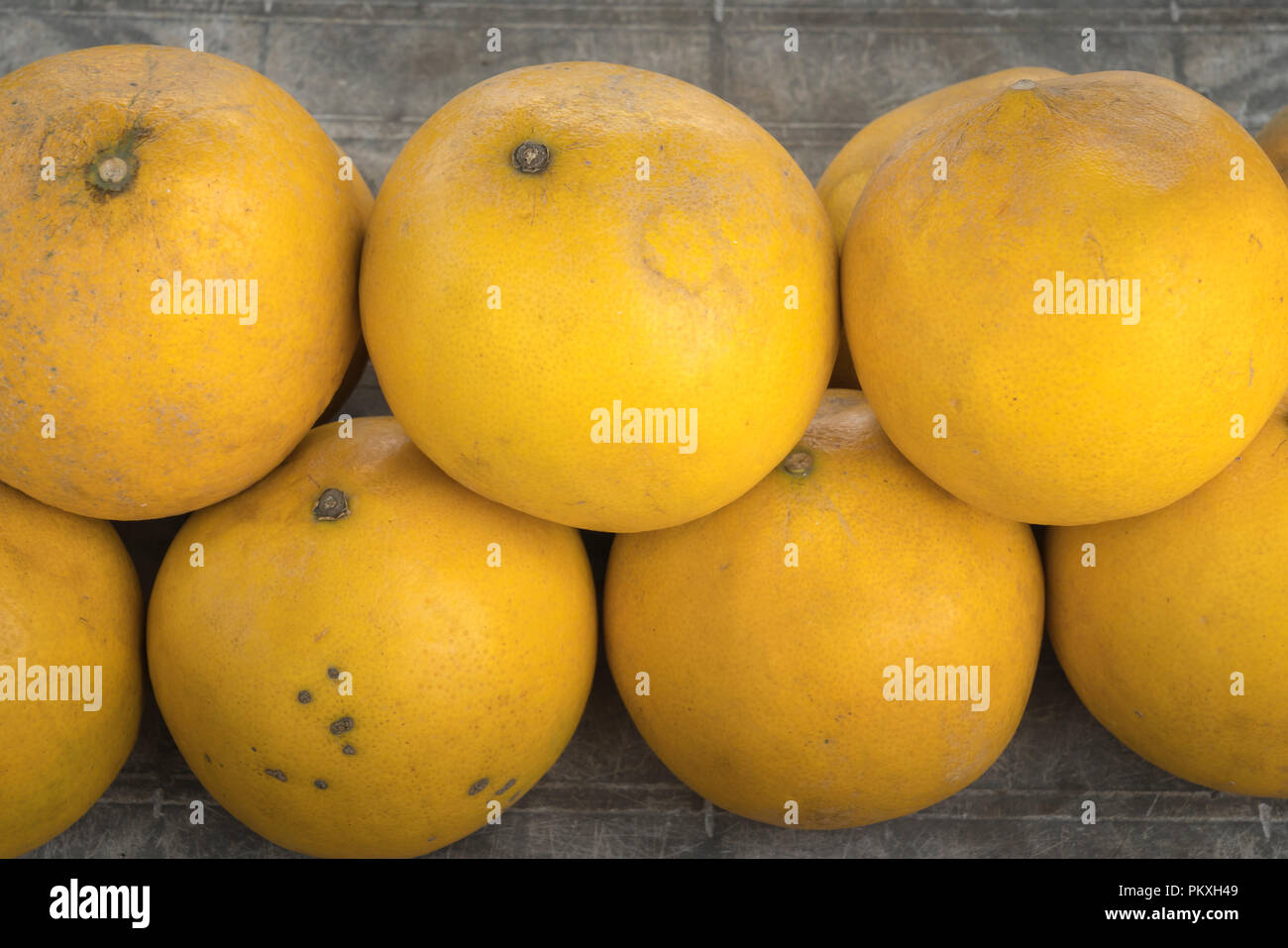 Grapefruit sell in the fruit market Stock Photo - Alamy