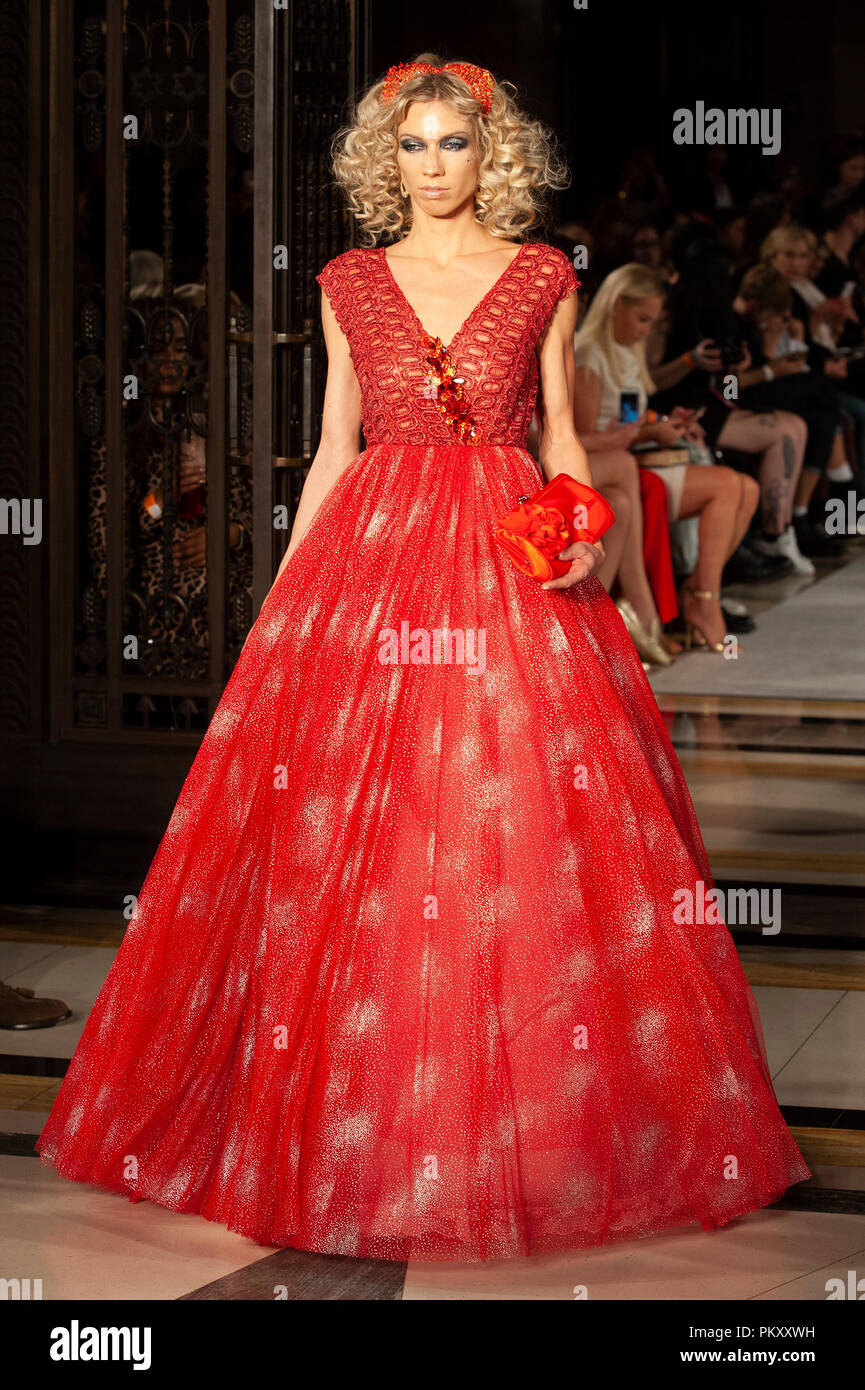 Runway fashion show hi-res stock photography and images - Alamy