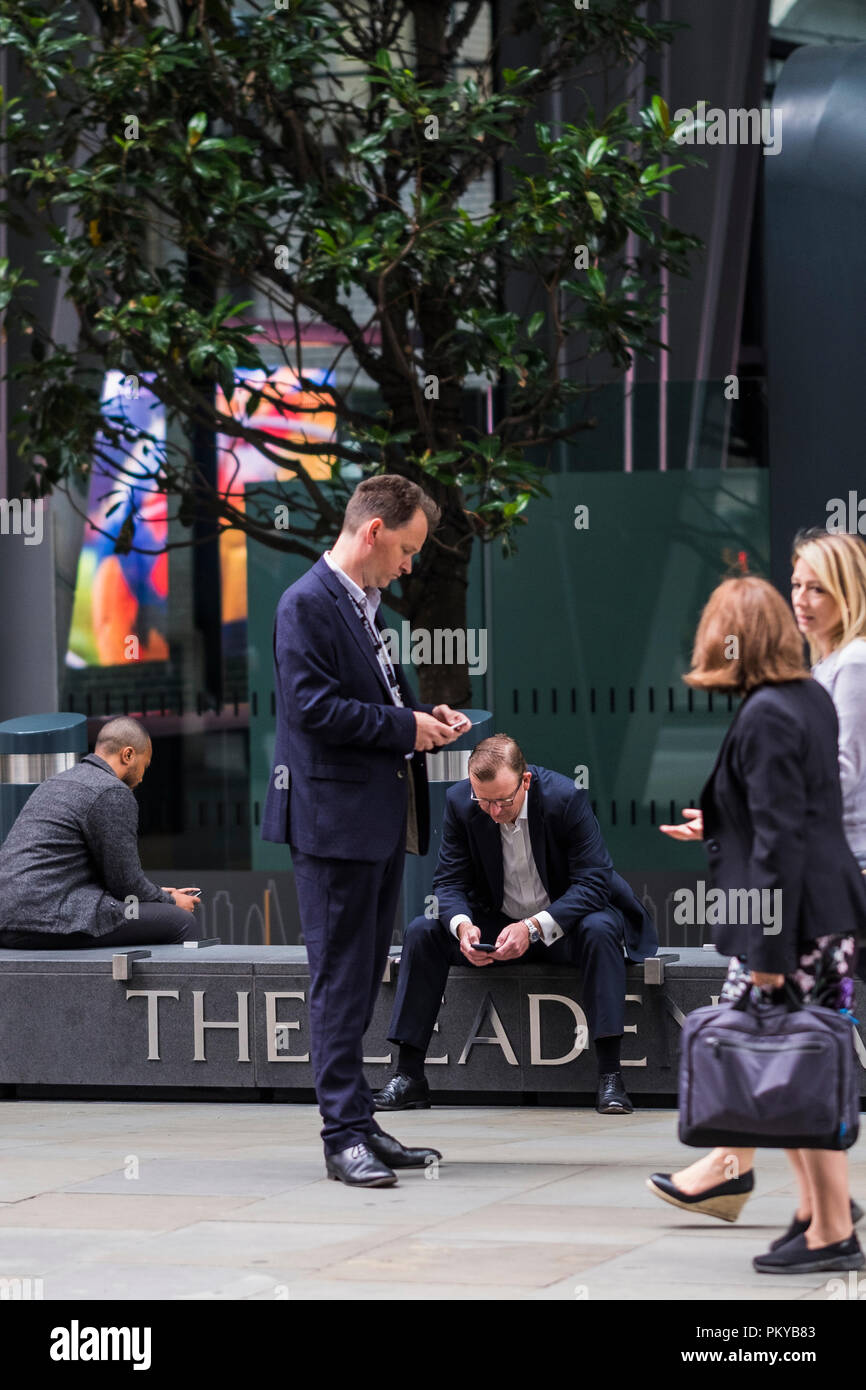 People on smartphones hi-res stock photography and images - Alamy