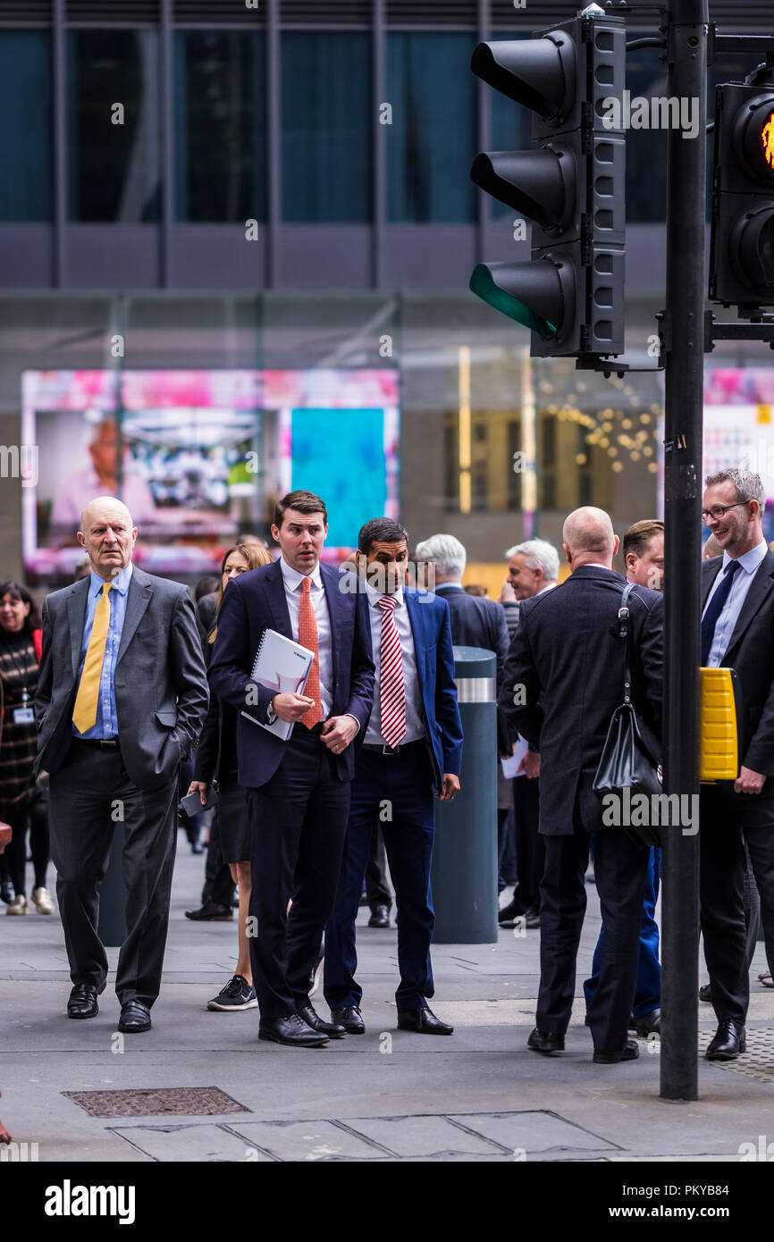 Men in city london hi-res stock photography and images - Alamy