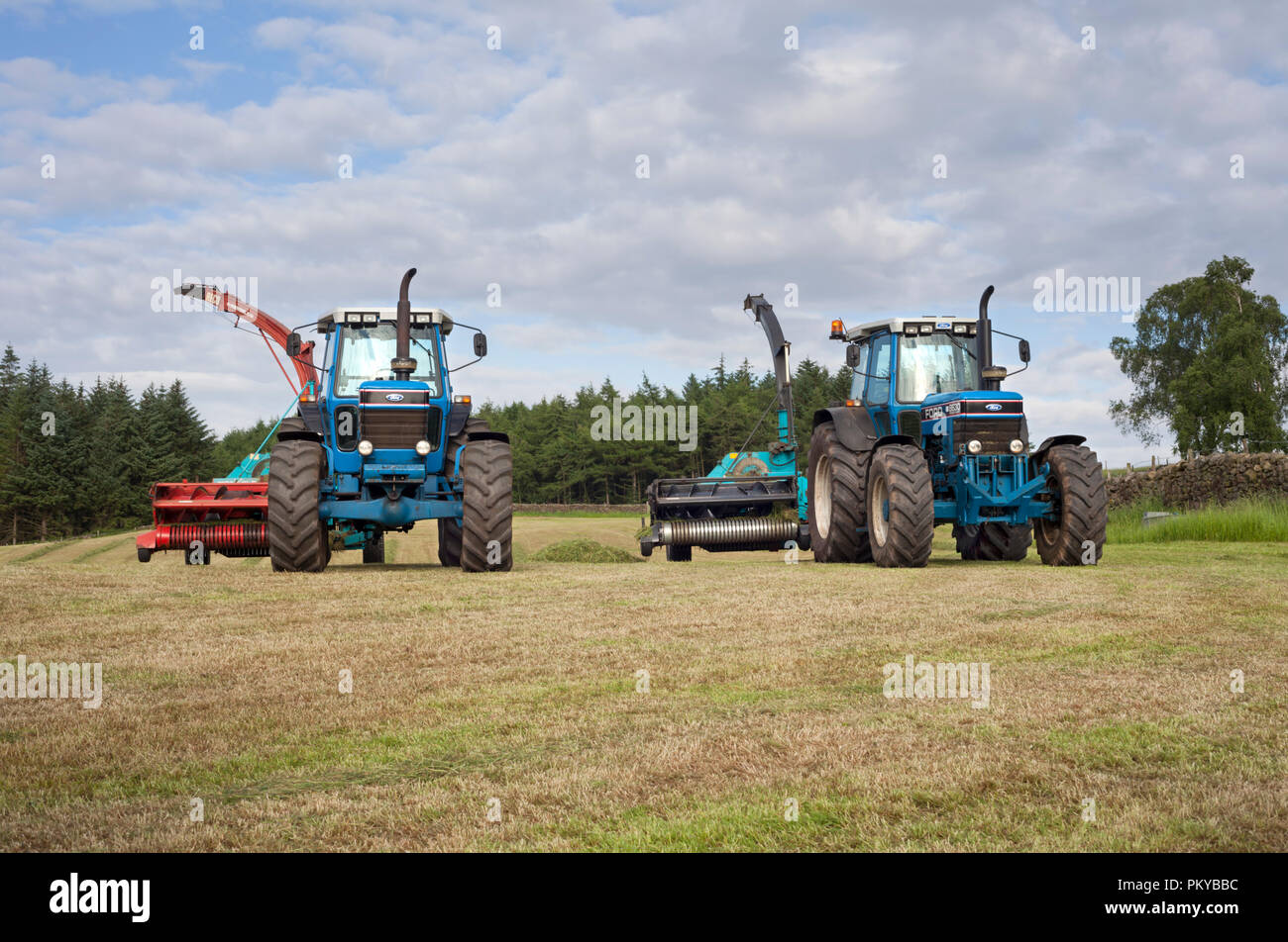 Vintage ford tractor hi-res stock photography and images - Alamy
