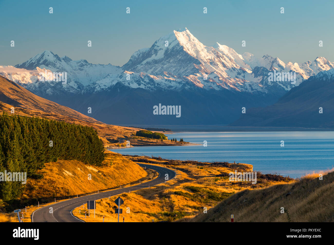 Mt Cook behind Lake Pukaki Highway Stock Photo - Alamy